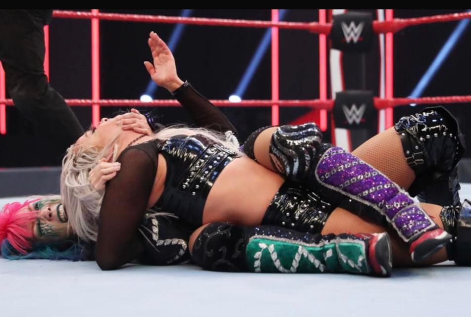 Liv taps out to the Asuka lock | Scrolller