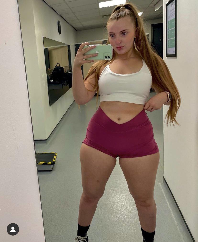 Lois_fit thigh gap 🤤🤤🤤 | Scrolller