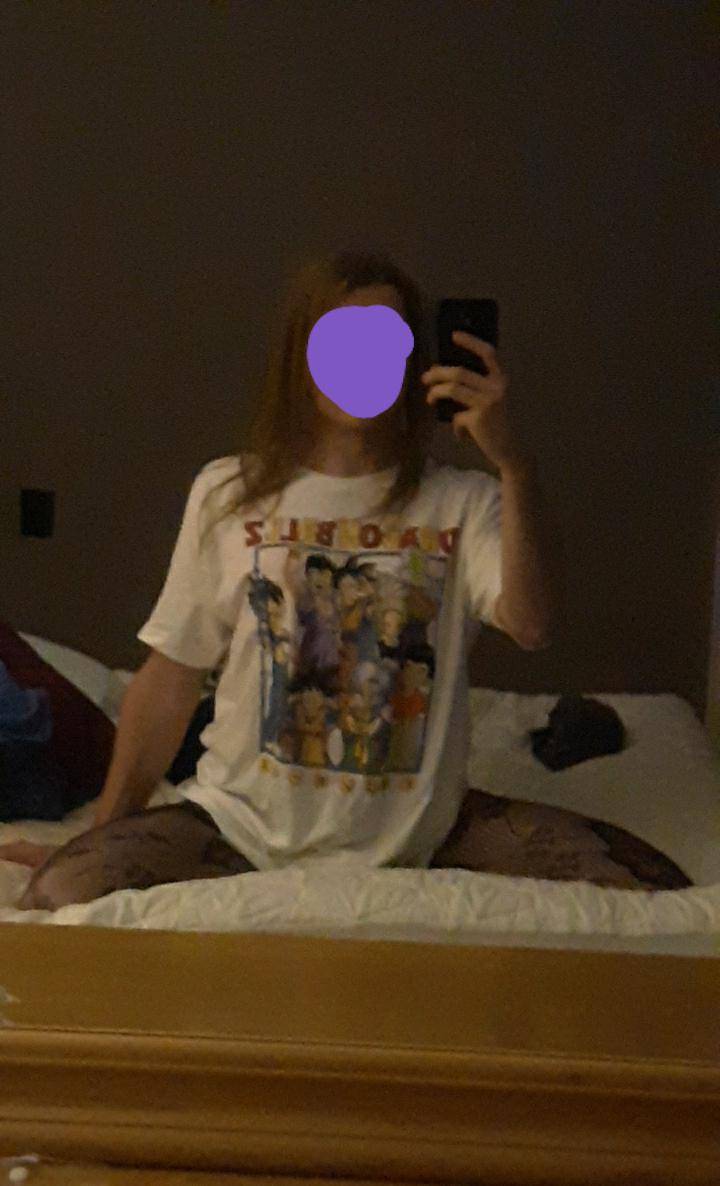 Lonely girl | Scrolller