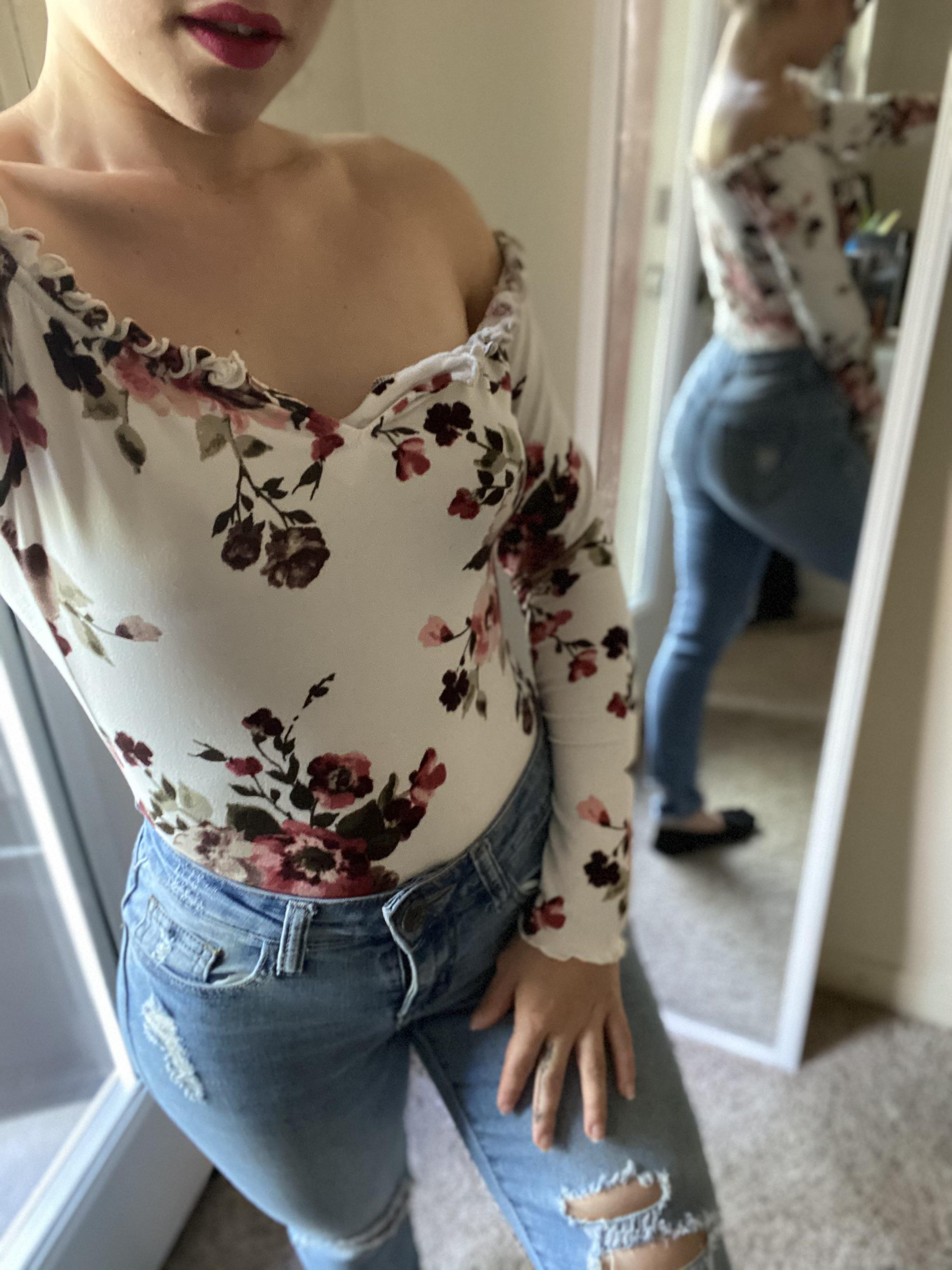 long sleeve bodysuit and jeans 💕 | Scrolller