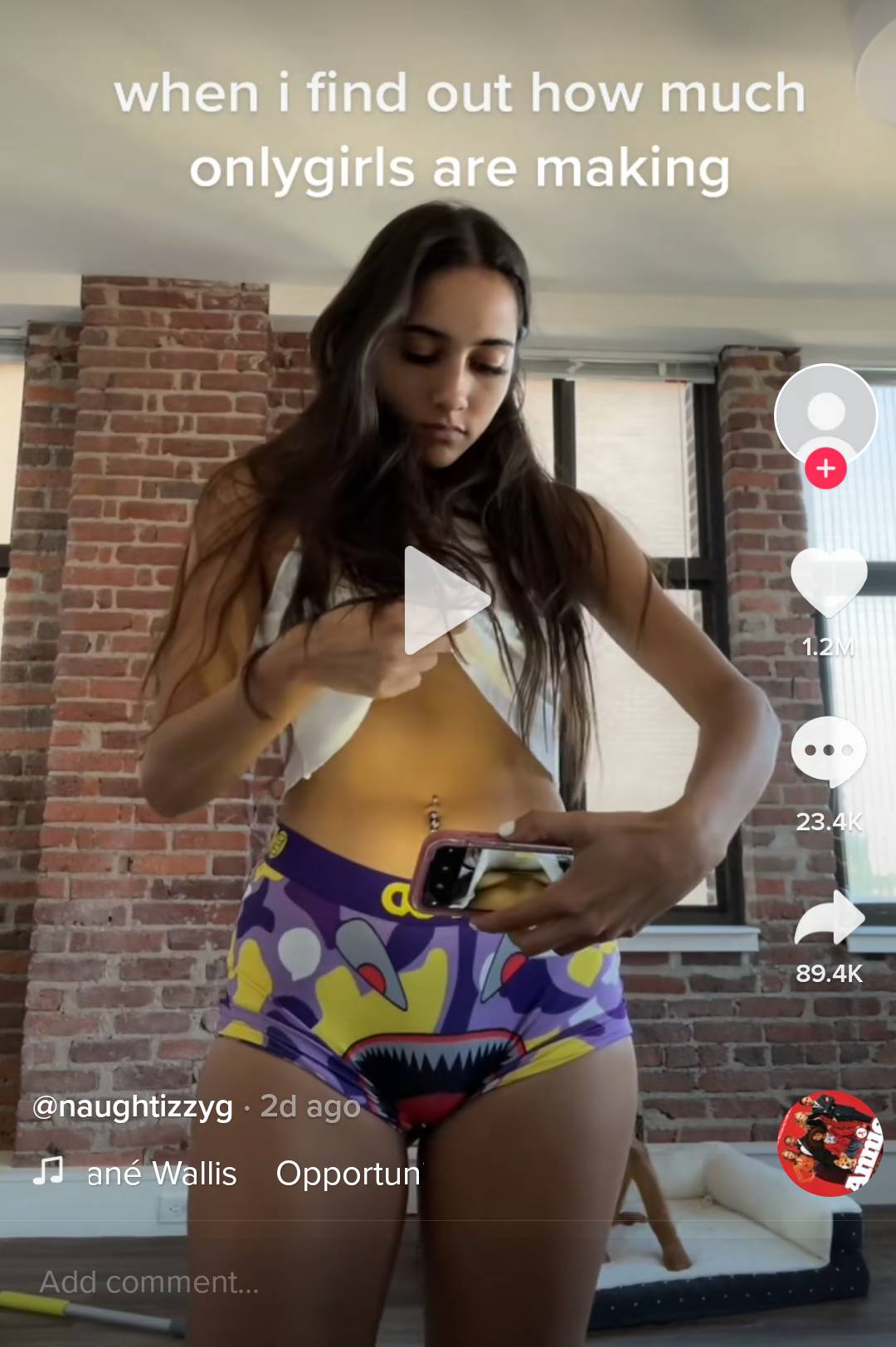 Look at the phone | Scrolller