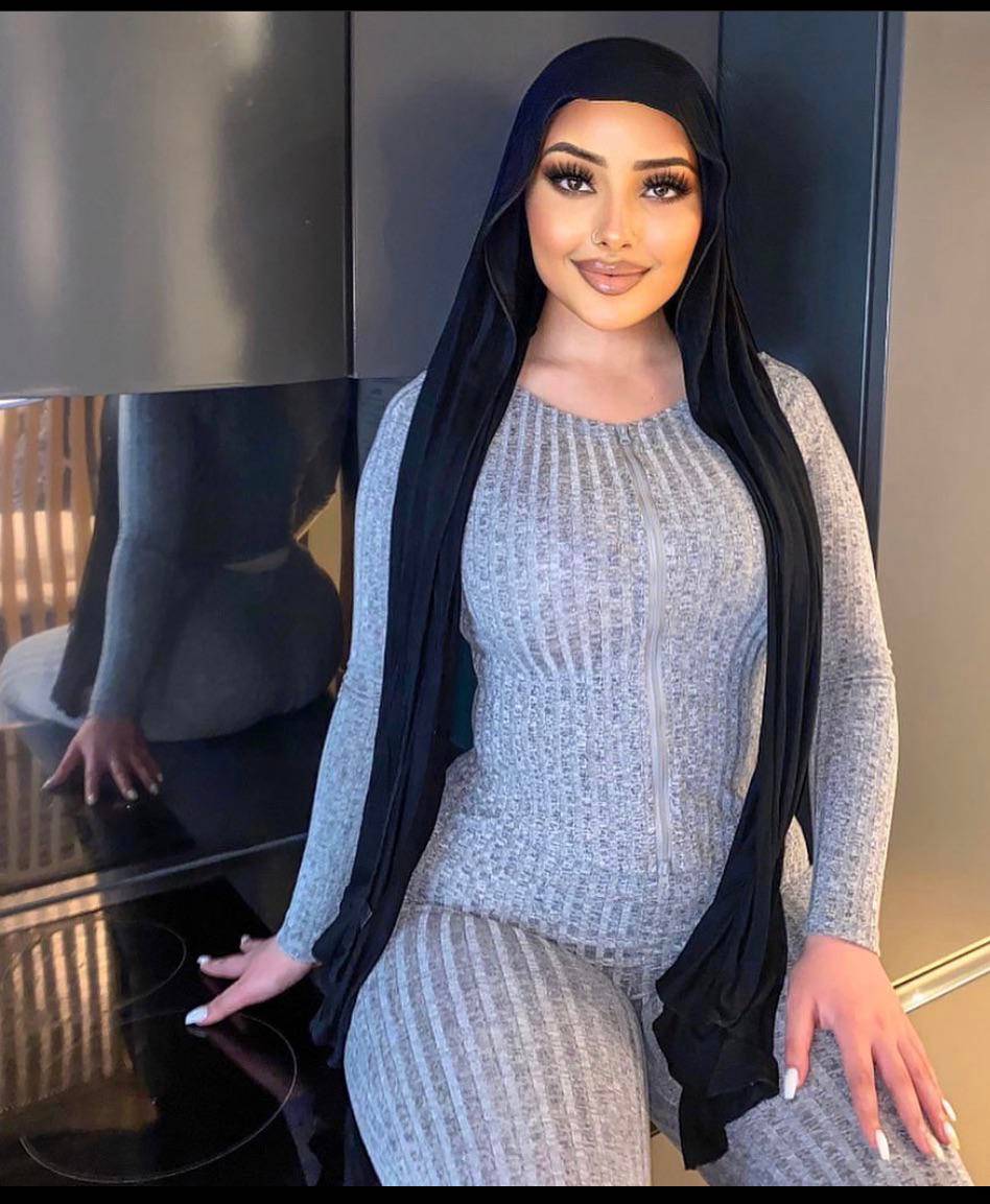 Look at the reflection at the back. She knows what she’s doing 🥵🥵 | Scrolller