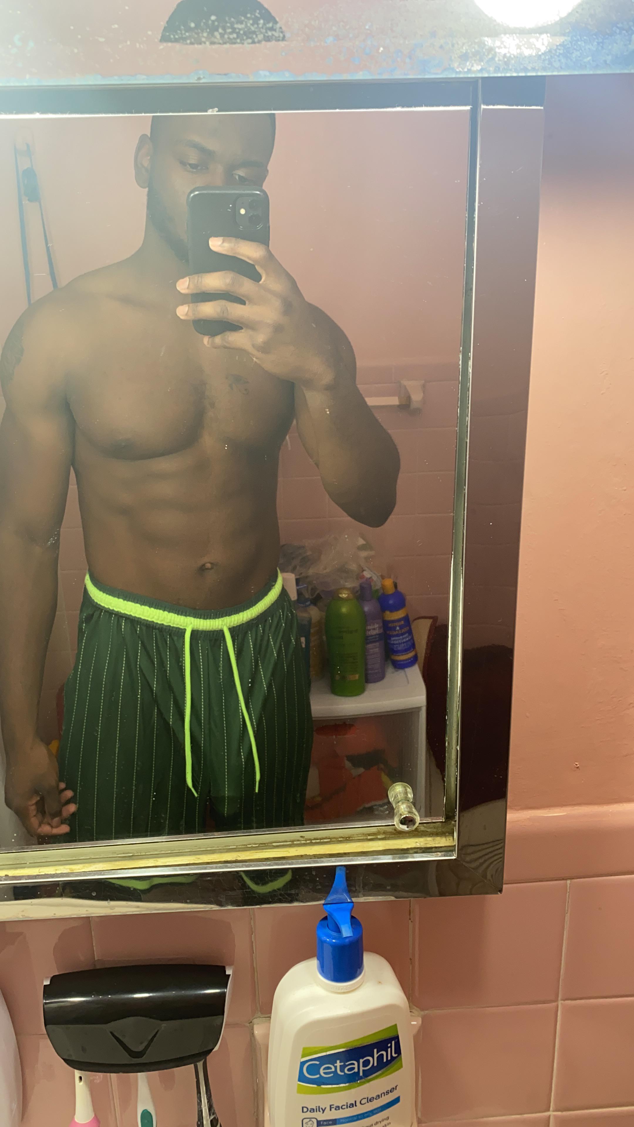 Look in between | Scrolller