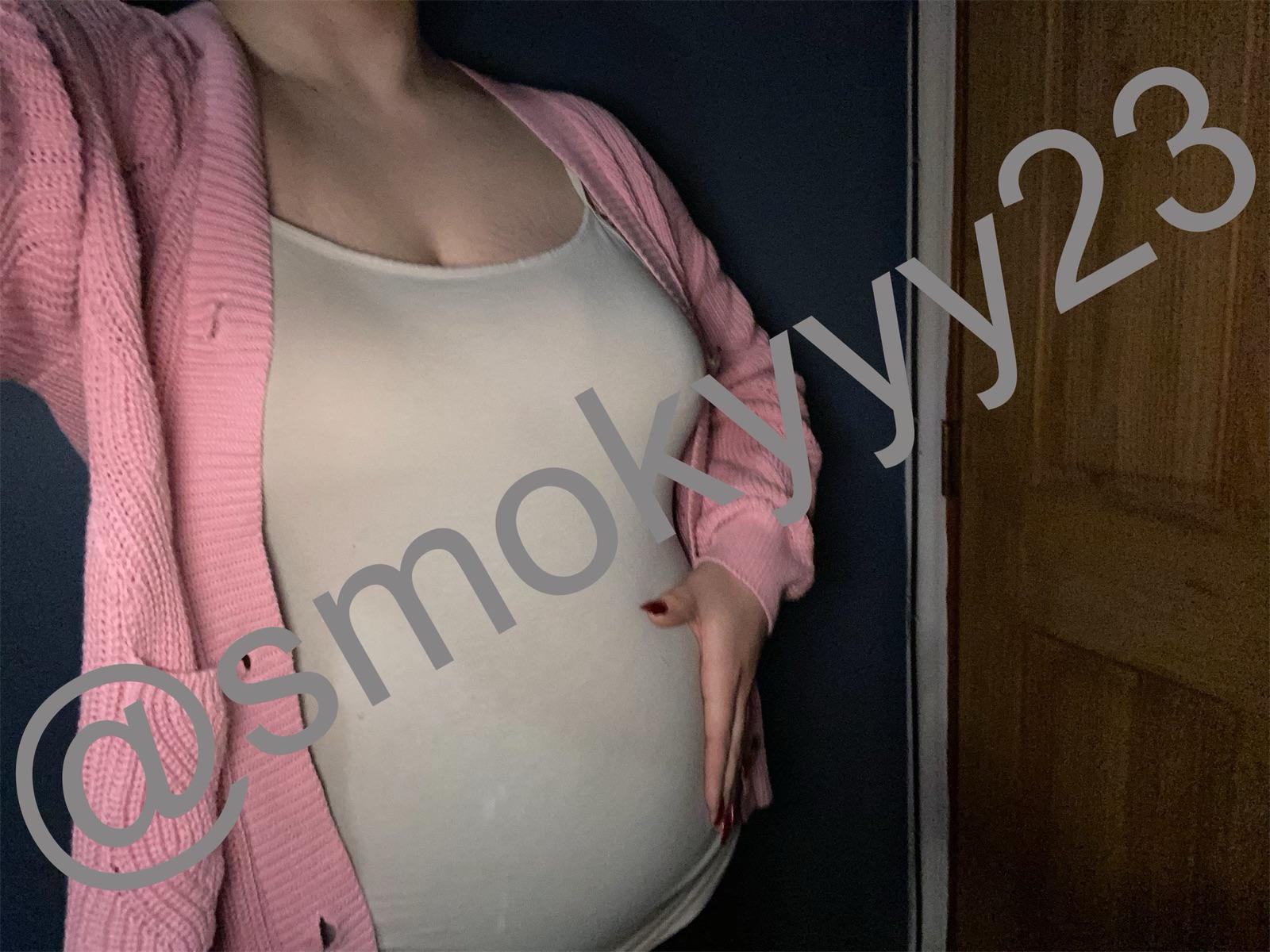 Looking cute with my 15 week bump 💕 Subscribe before Feb 27th for a 1 week free trial ️ | Scrolller