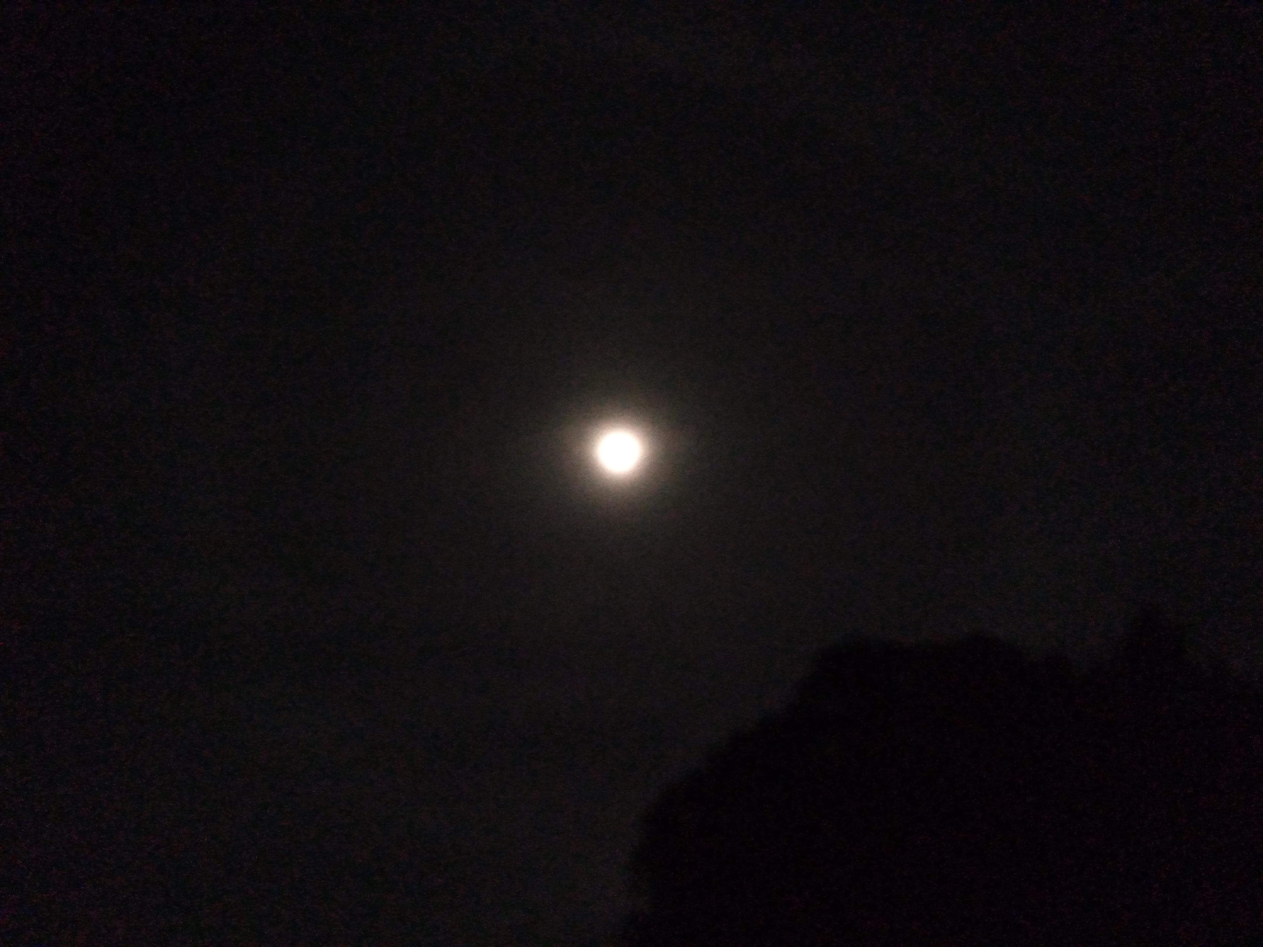 looks like a really close planet behind the moon [OC] | Scrolller