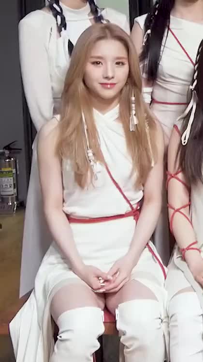 LOONA Heejin's thighs | Scrolller