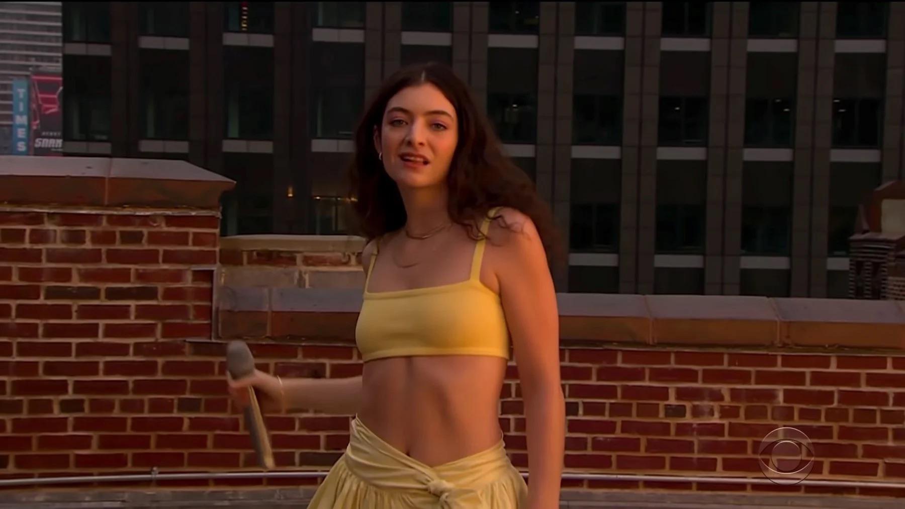 Lorde flaunting her toned tummy while teasing her belly button gets me so hard ️ | Scrolller