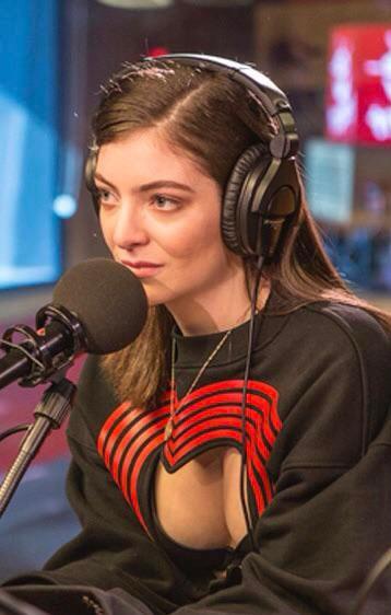 Lorde has amazing cleavage | Scrolller