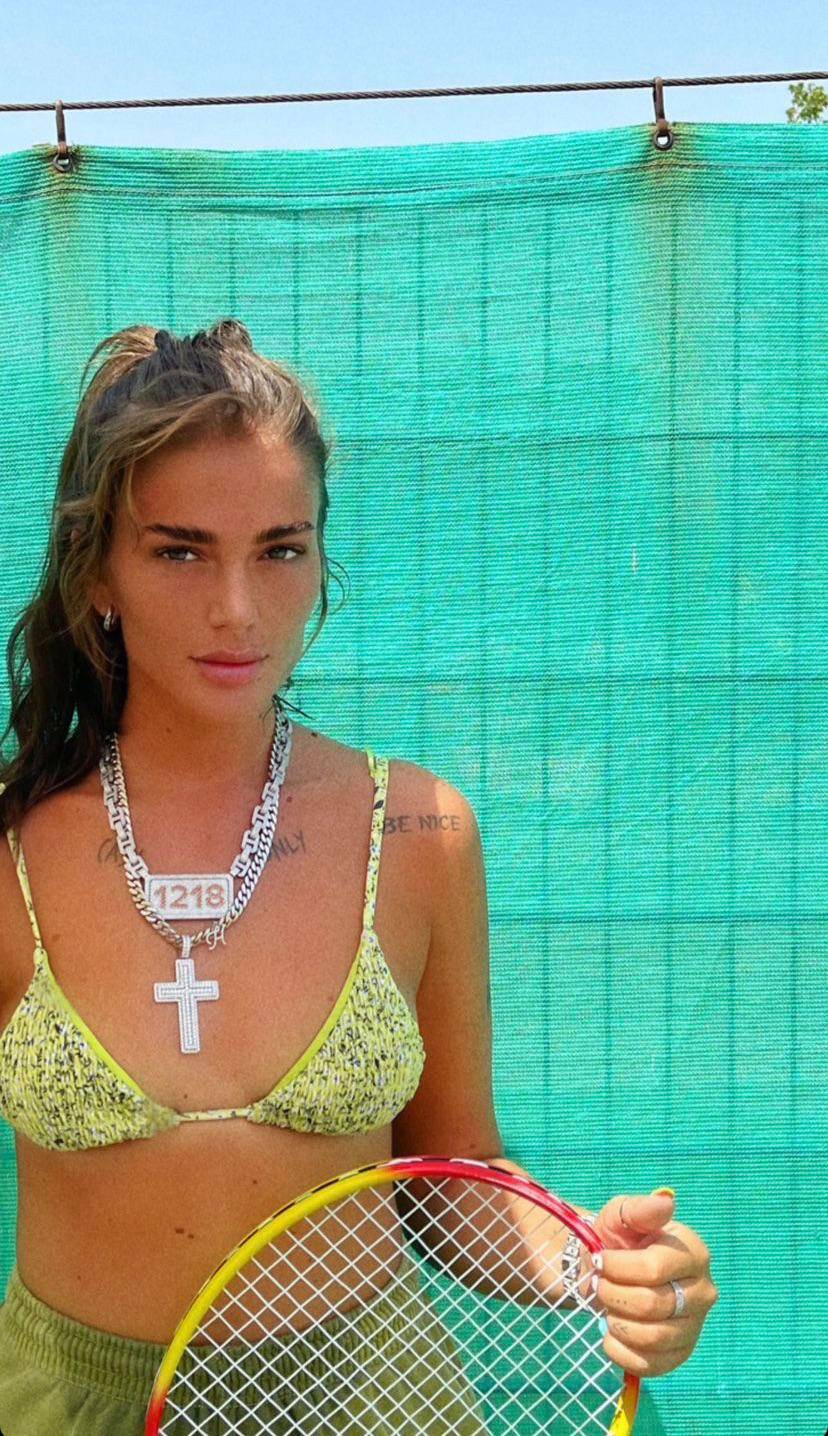 Loredana Zefi im Bikini | Scrolller