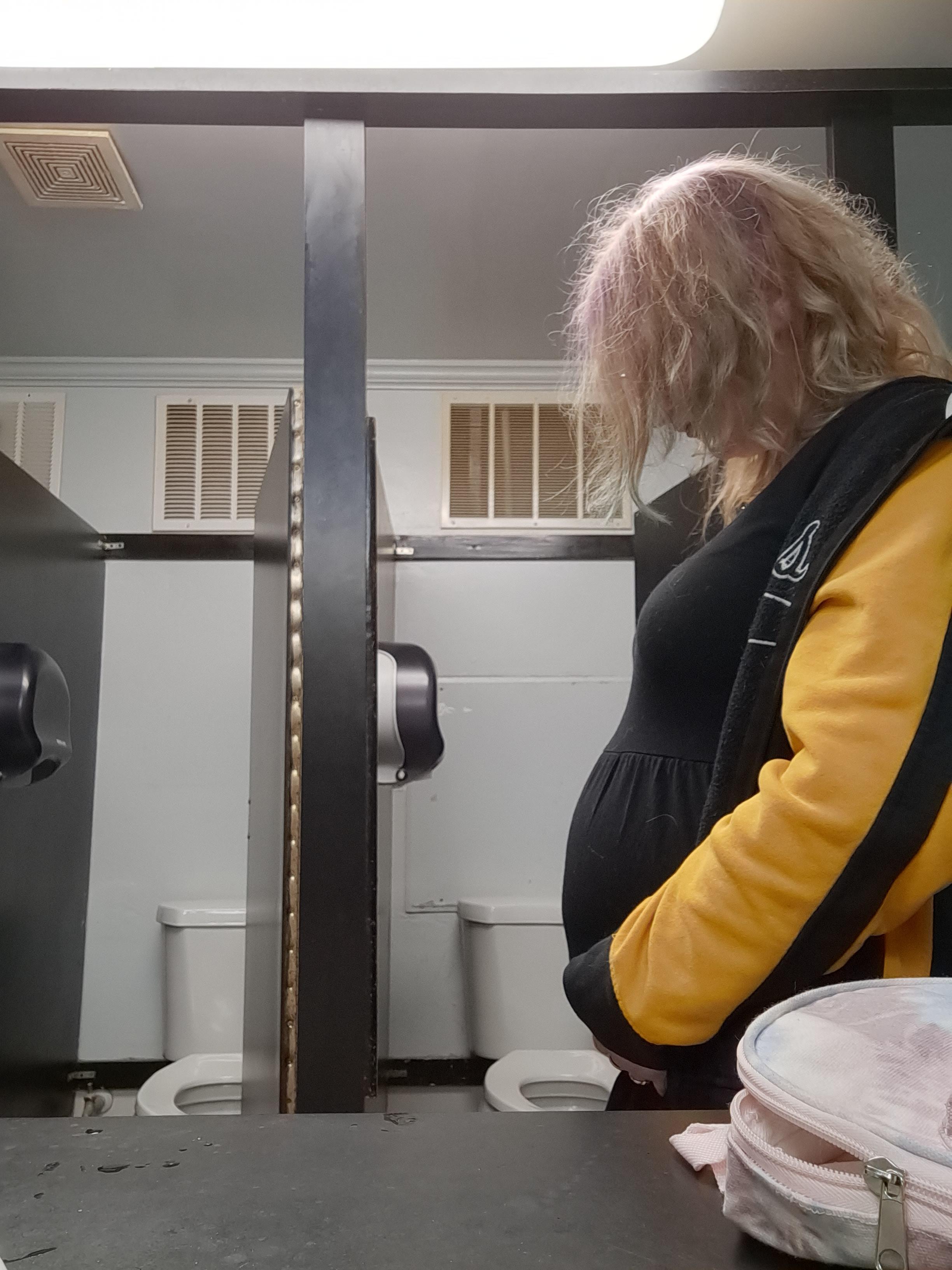 Lotsa tummy | Scrolller