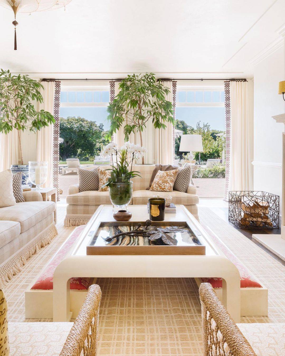 Lounge room in a California home designed by Taylor Ann Interiors ...