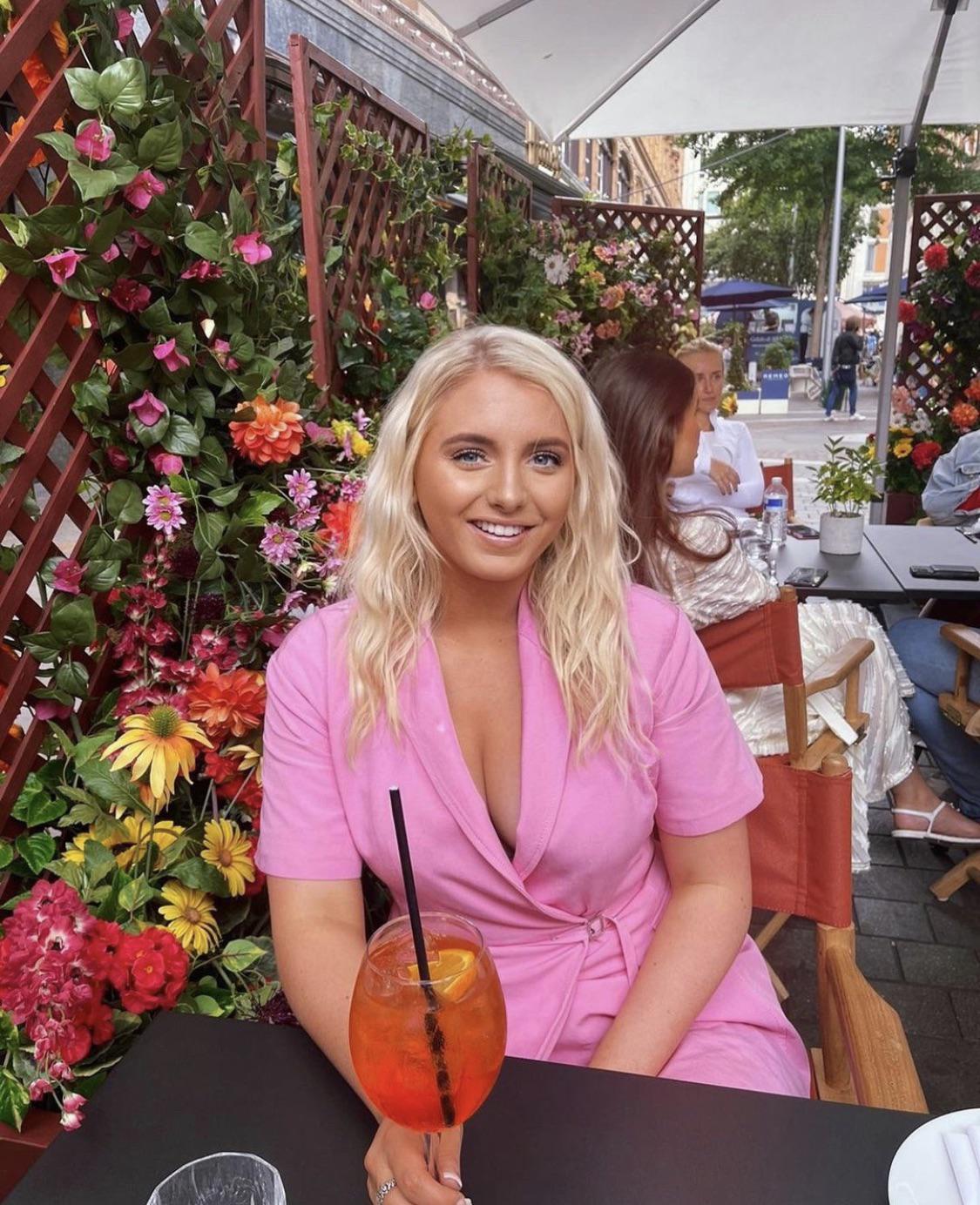 Love a blonde chav in pink | Scrolller