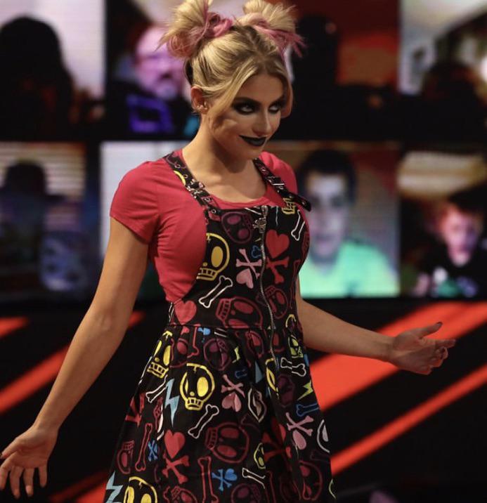 Love her sticking them tits out | Scrolller