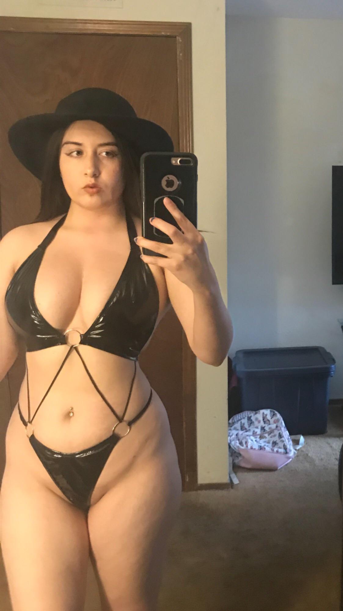 Love how this outfit hugs all my curves 🦇 | Scrolller