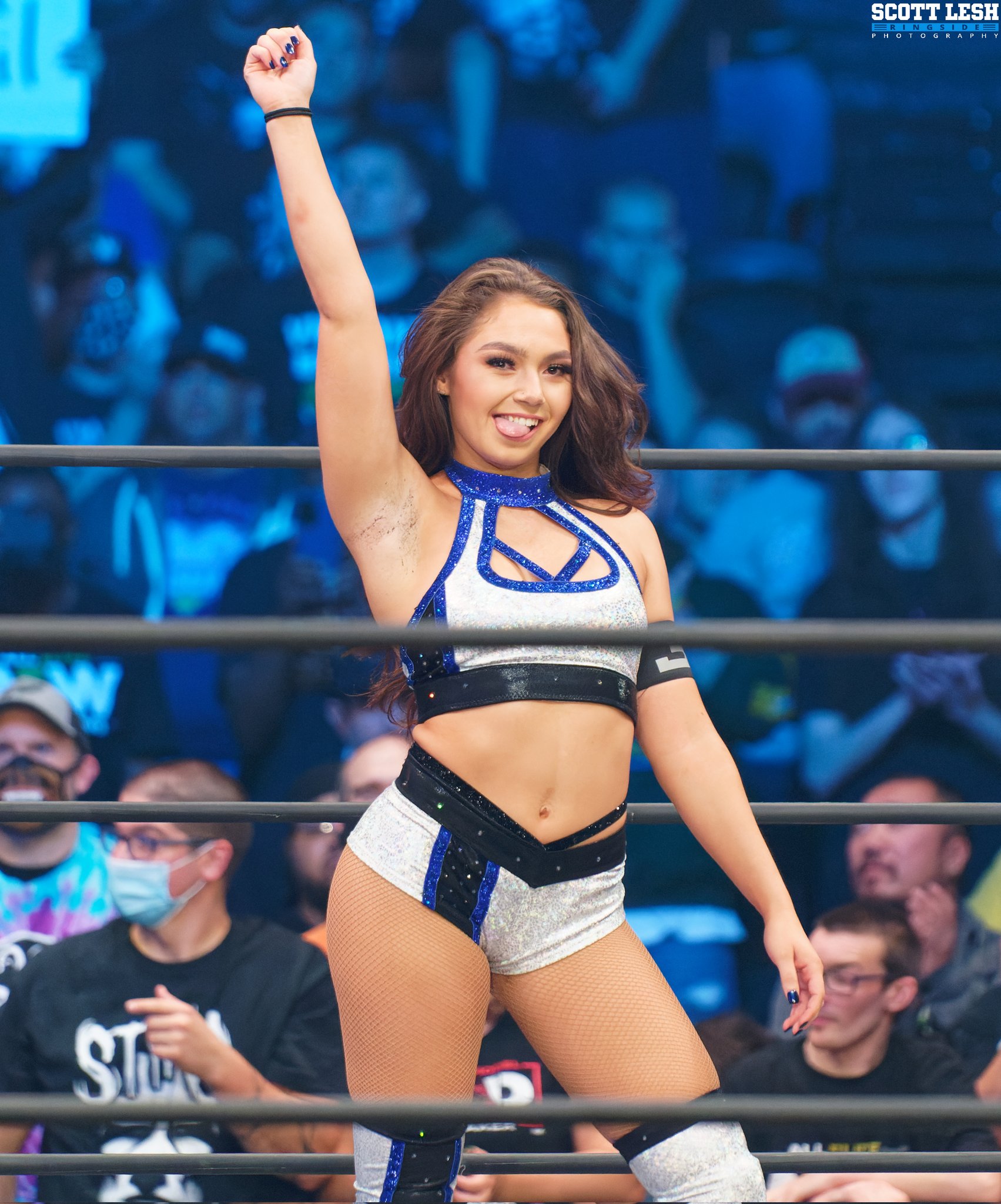 love the hairy pits on her!!! | Scrolller