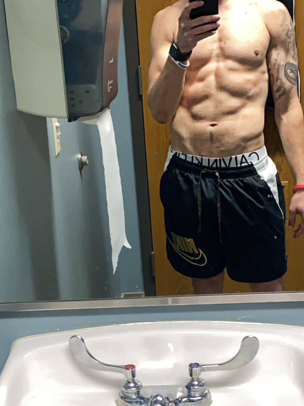 Public bathroom fun ! | Scrolller