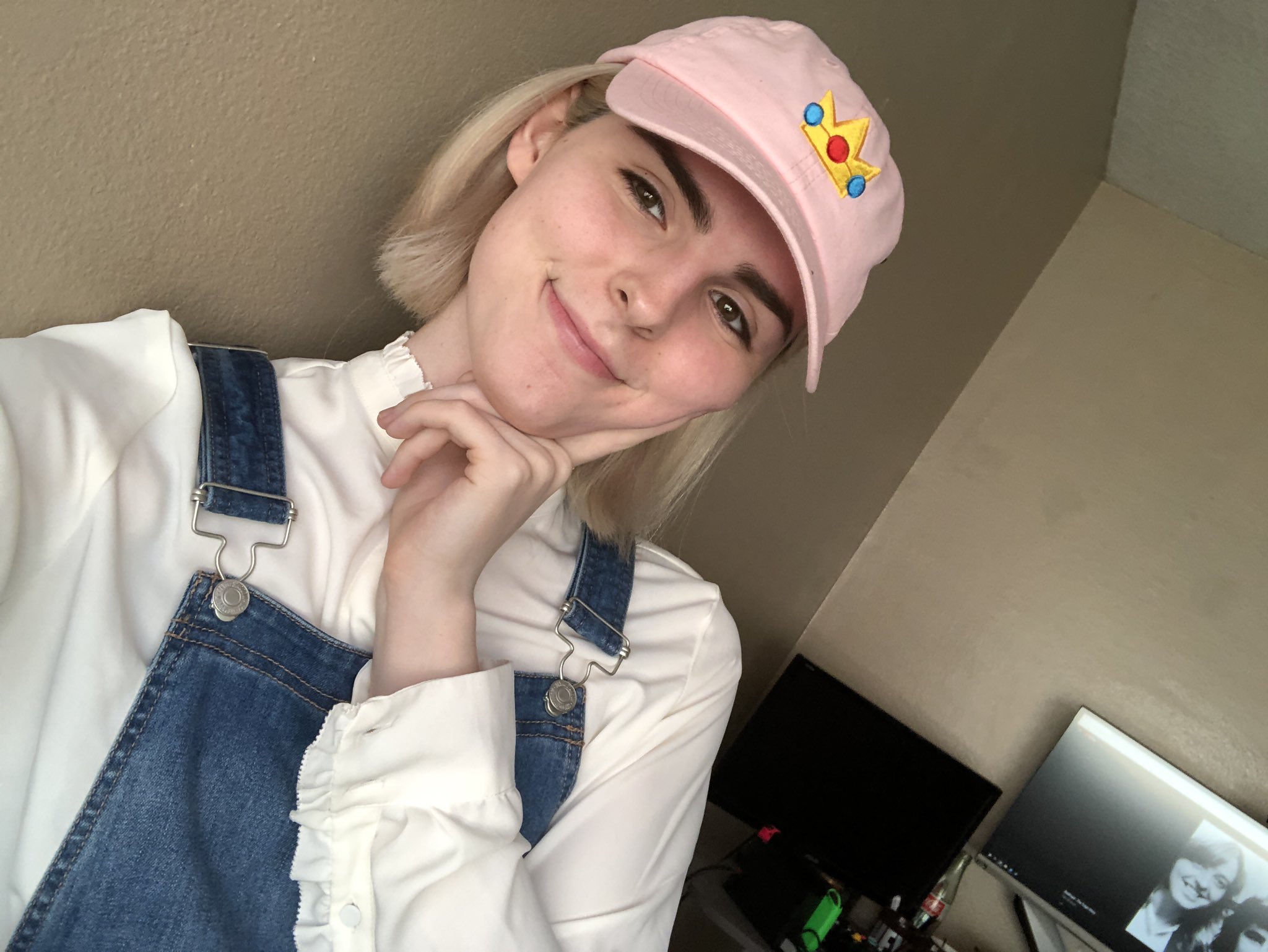 Lovely gal | Scrolller