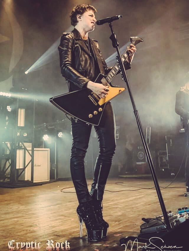 Lovely pic.lzzy looking tall | Scrolller