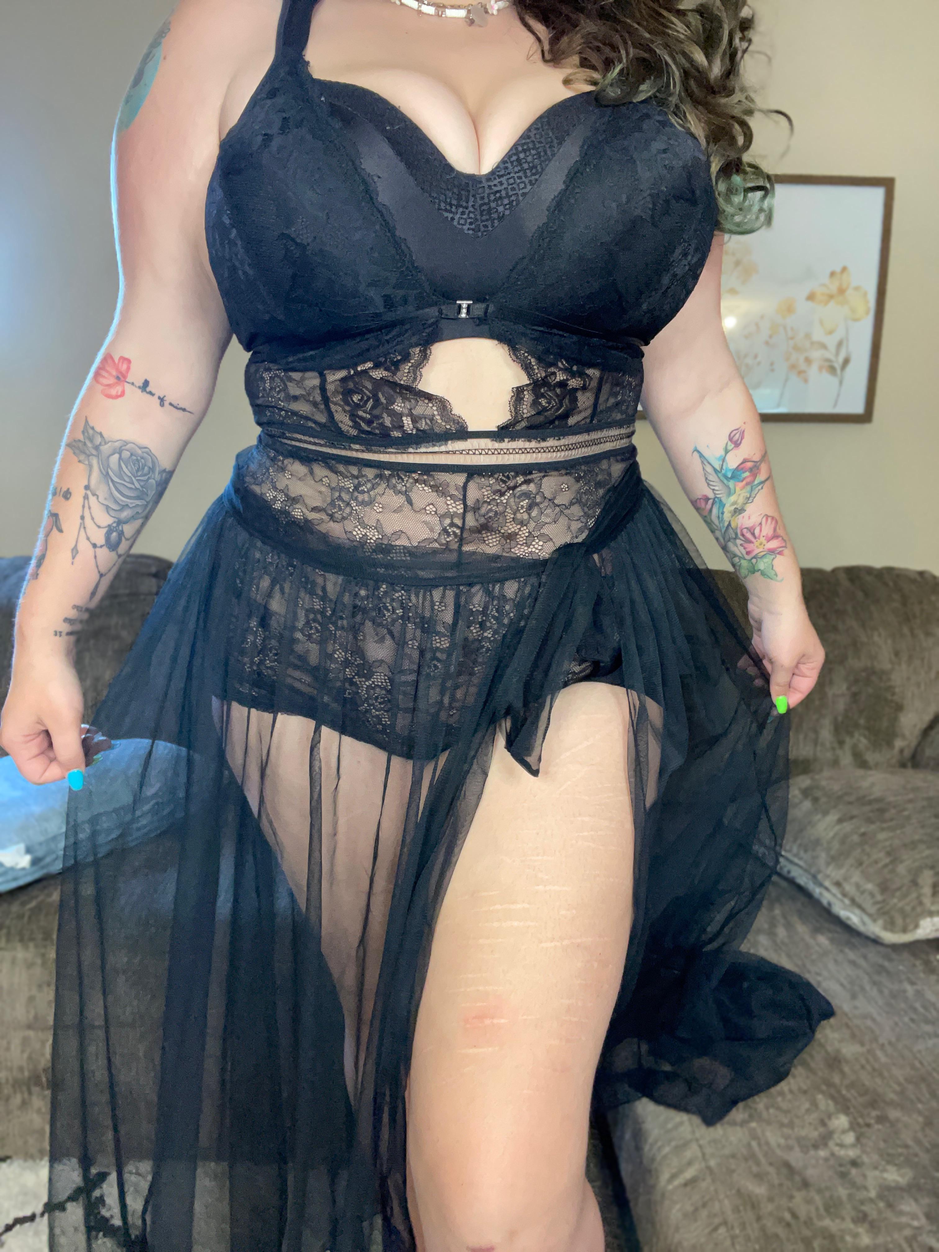 Clothed curves | Scrolller