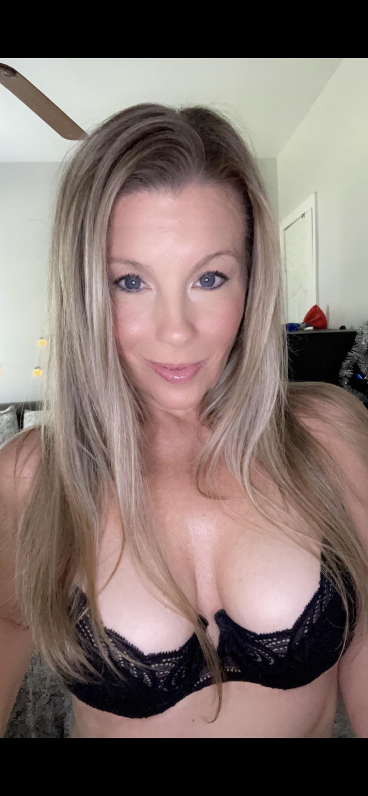 Loving this simple black bra 💋 | Scrolller