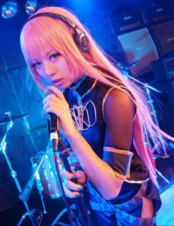 Luka on stage | Scrolller