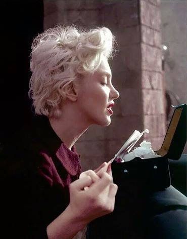 Luminous profile | Scrolller