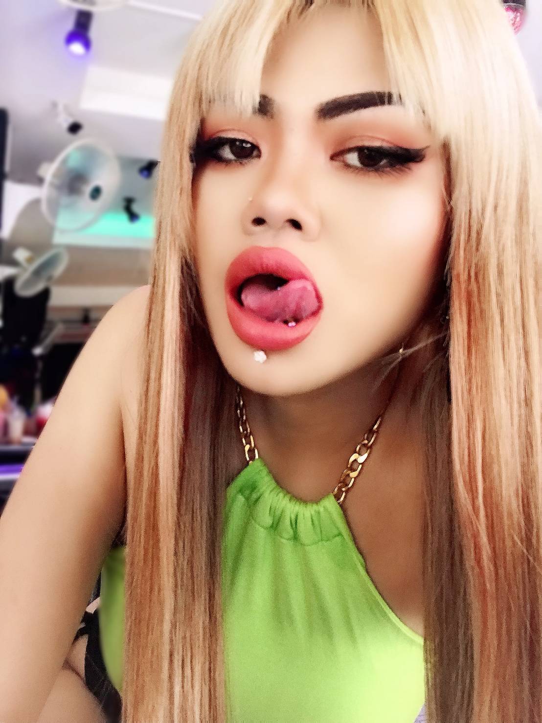 Lustful Teasing Thai Bargirls With A Tongue Ring | Scrolller