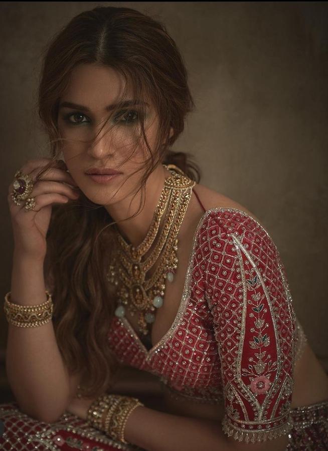 Lusty Look Of Kriti Sanon 🤤🤤 | Scrolller