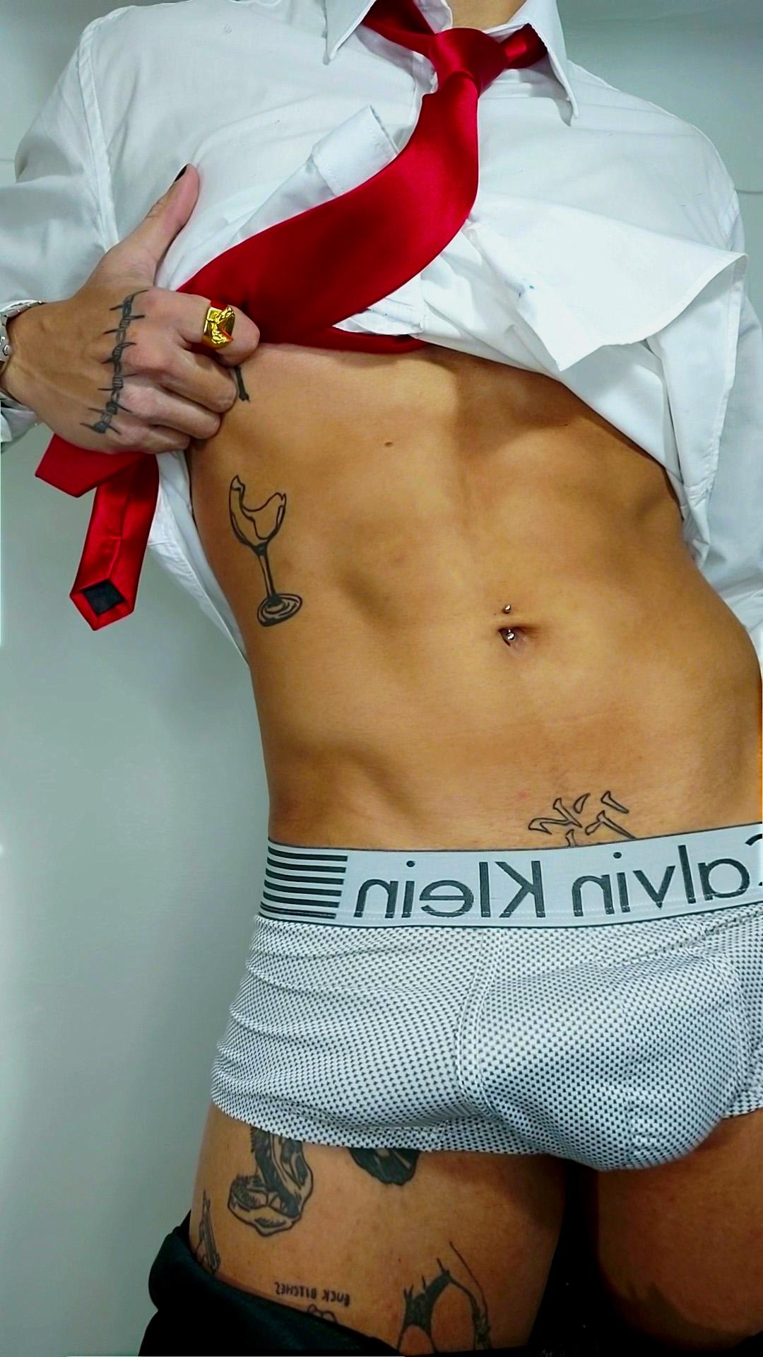 Hellooo, do i fit in here?🖤 | Scrolller