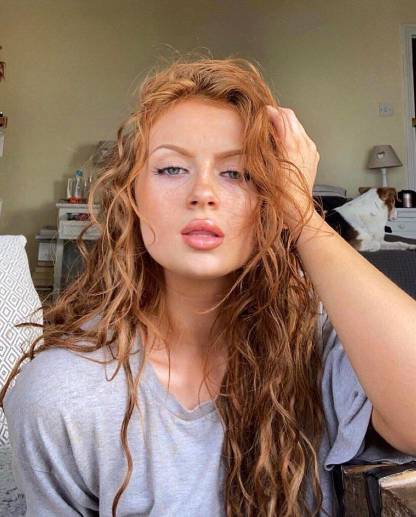 Maisie Smith | Scrolller
