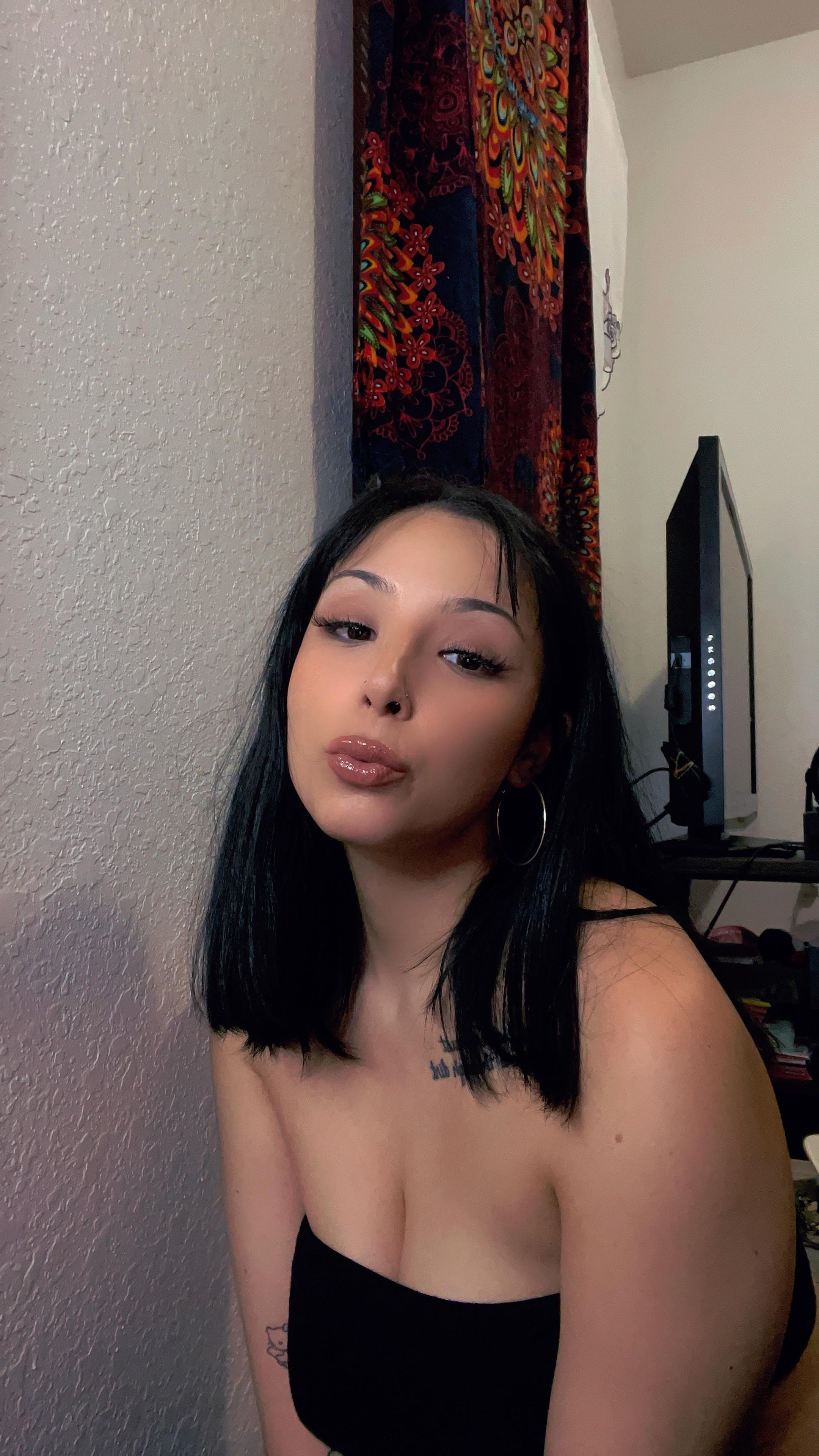 Make yourself useful and get on your knees for me | Scrolller