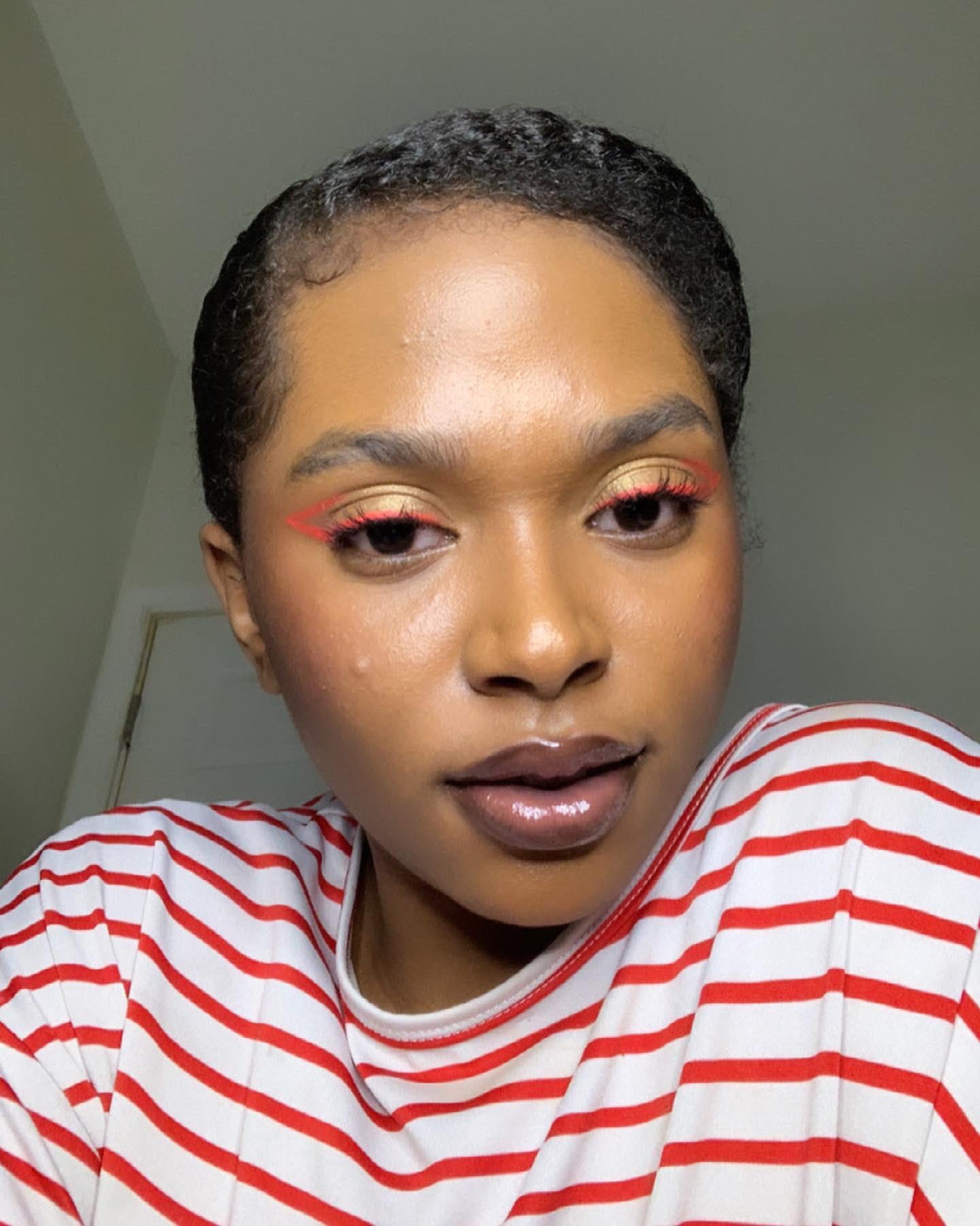 Makeup selfie (over 18) | Scrolller