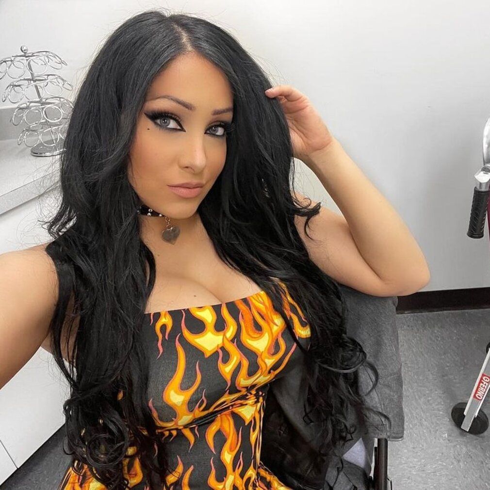 Mandy Leon | Scrolller