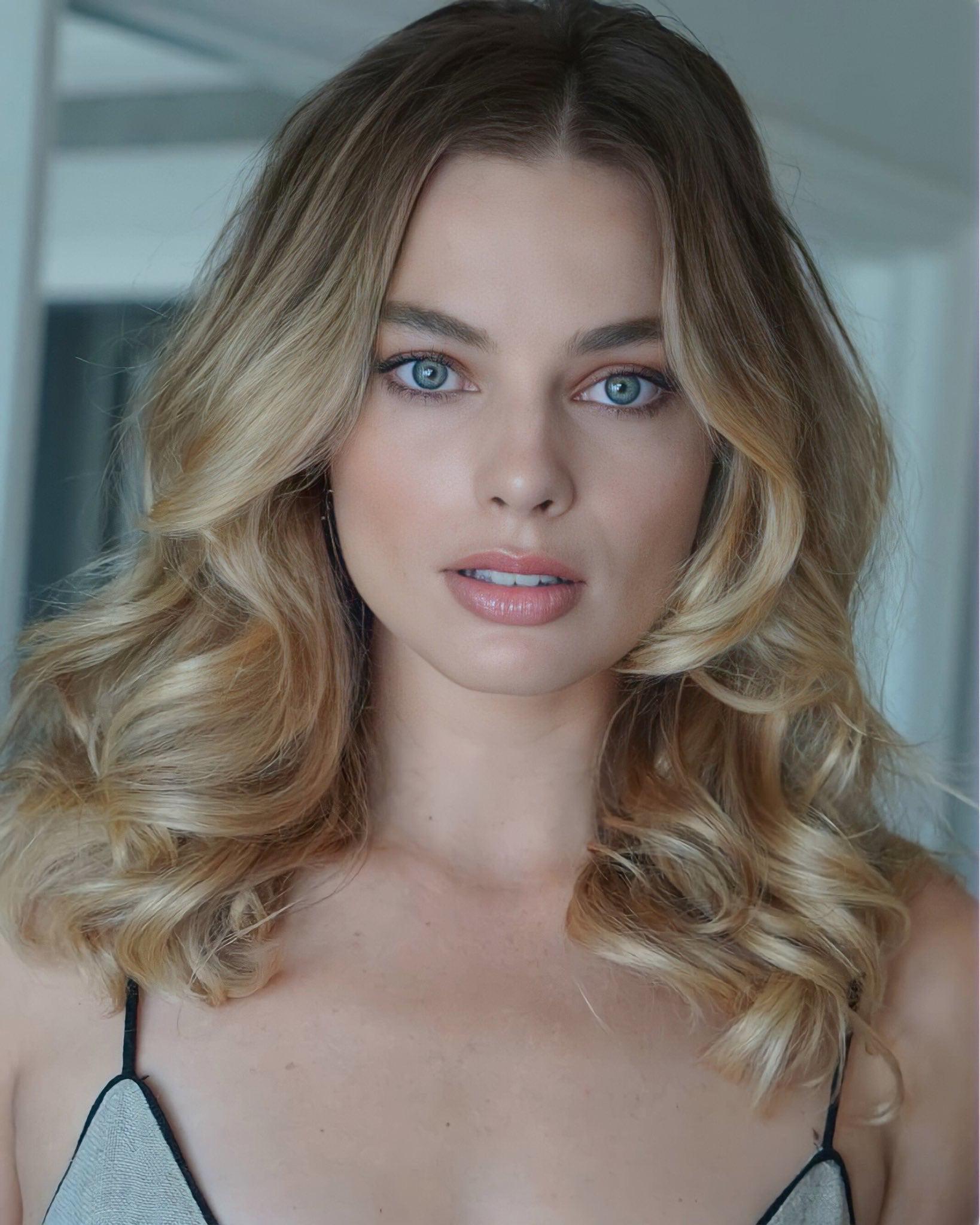 Margot Robbie Scrolller