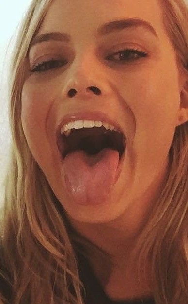 Margot Robbie looks inviting | Scrolller