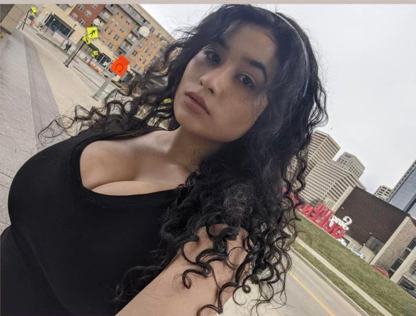 Massive cleavage | Scrolller