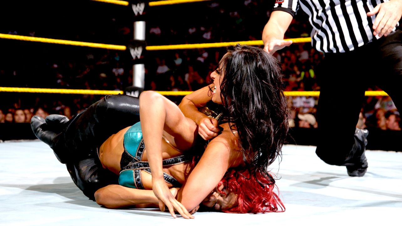 Maxine choking out Alicia Fox | Scrolller