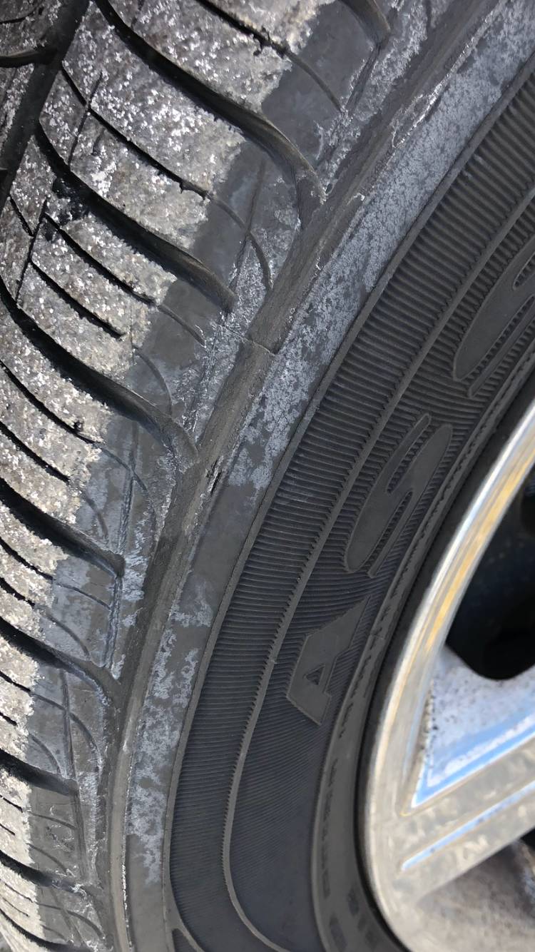 Mechanic said tire has dry rot, does it actually need replacing? | Scrolller