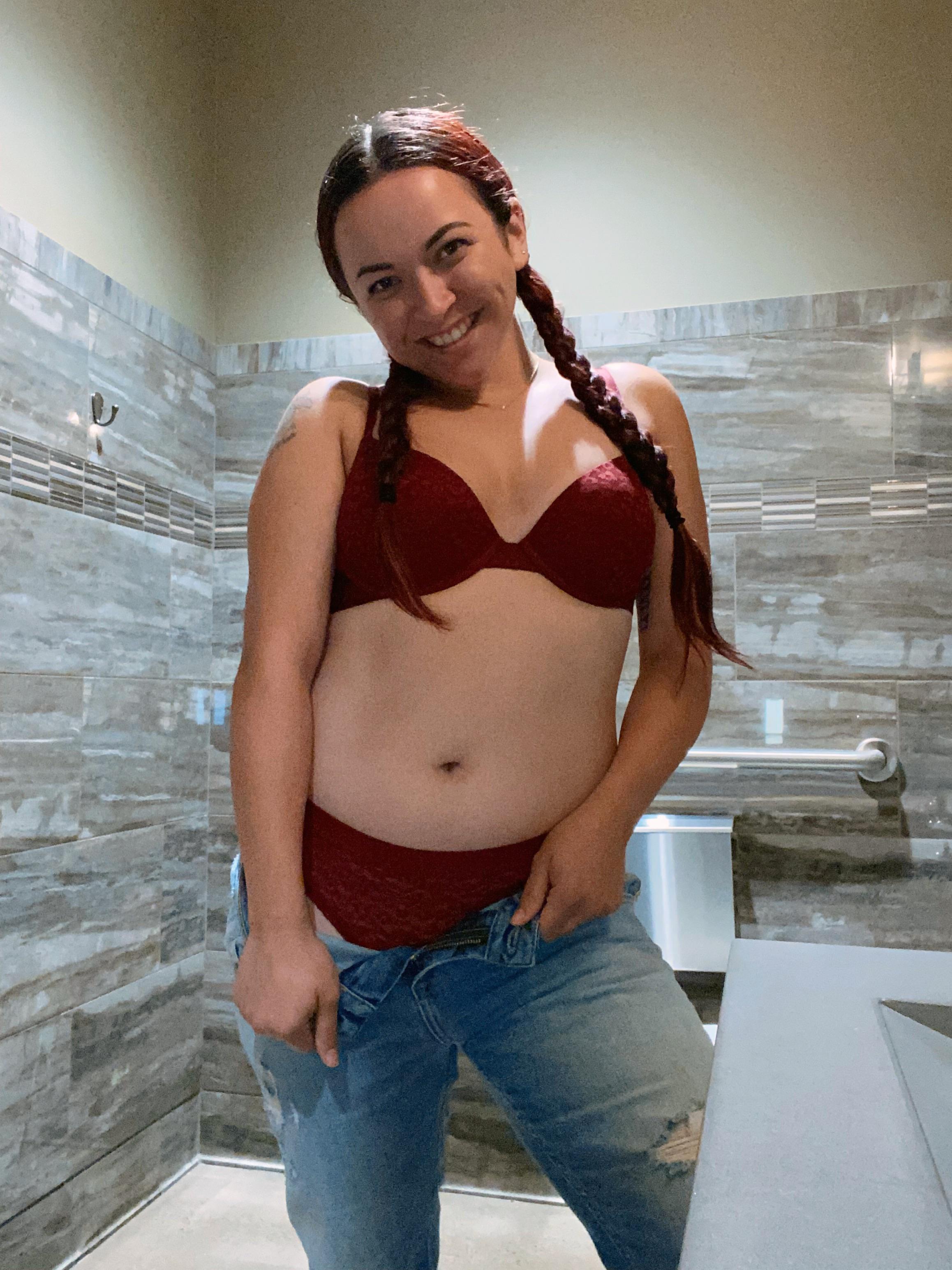 Meet me in the bathroom? 😏 | Scrolller