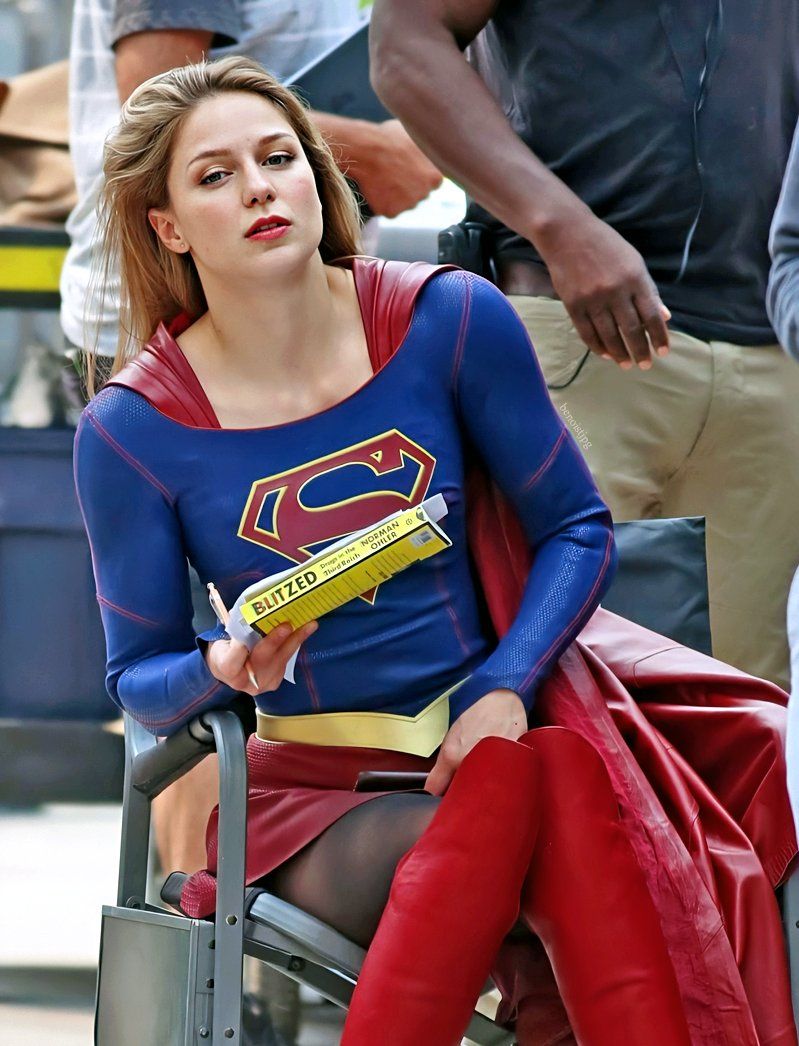 Melissa Benoist looking hot on the set of Supergirl | Scrolller