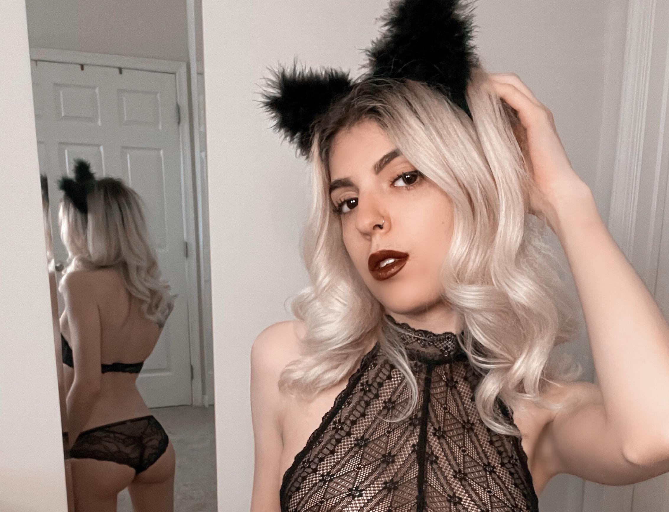 Meow. 🖤 [oc] | Scrolller