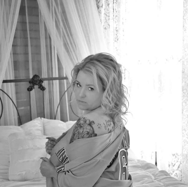 Message me xxx | Scrolller