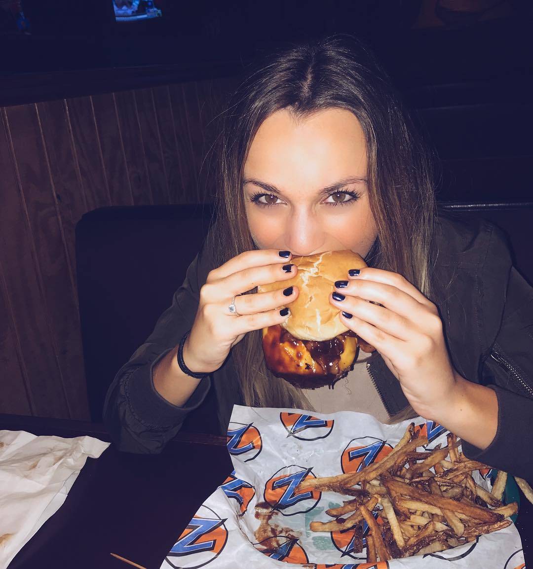 Messy Burger | Scrolller