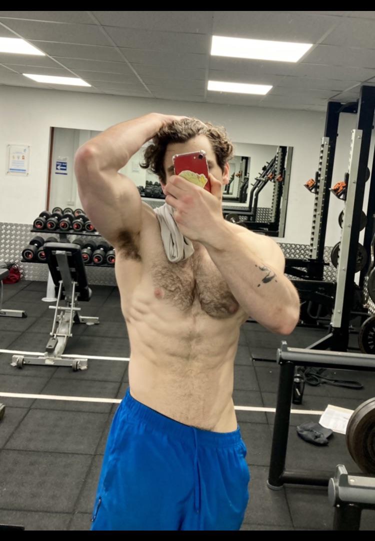 Mid-way through upper body day. The perfect time to flash the pit | Scrolller