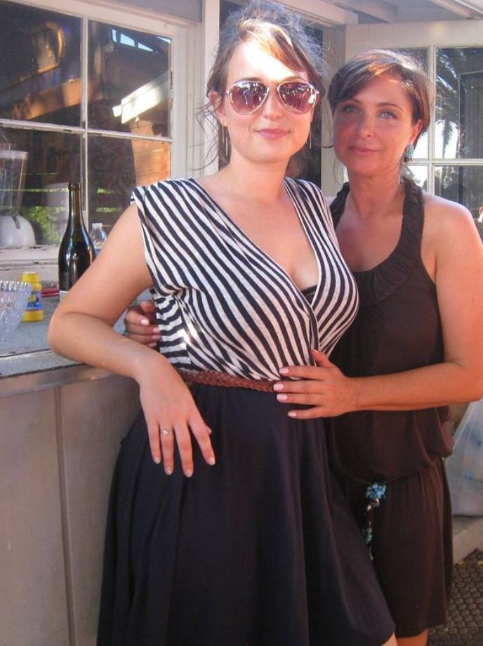 Milana and her jealous friend. | Scrolller