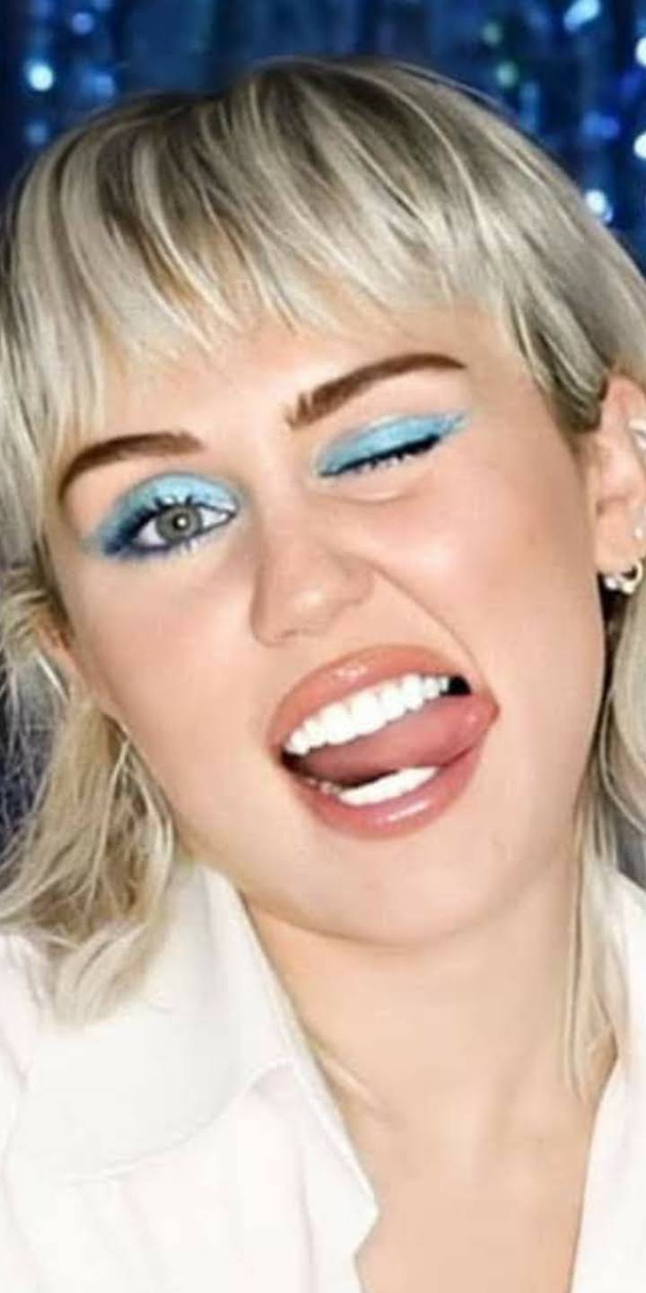 Miley Cyrus ready for a load | Scrolller