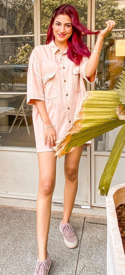 Milky legs of Shivani Singh | Scrolller