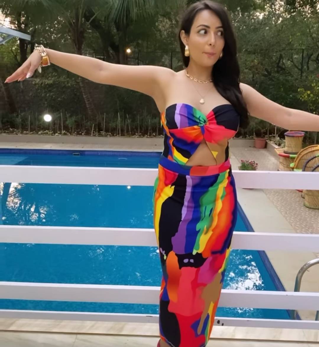 Milky smooth pits of Aanchal Munjal | Scrolller