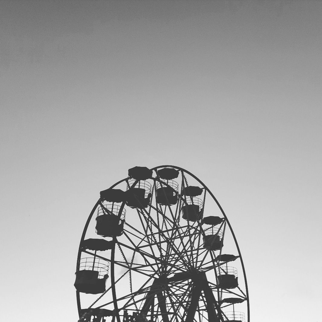 Minimalist Ferris Wheel | Scrolller