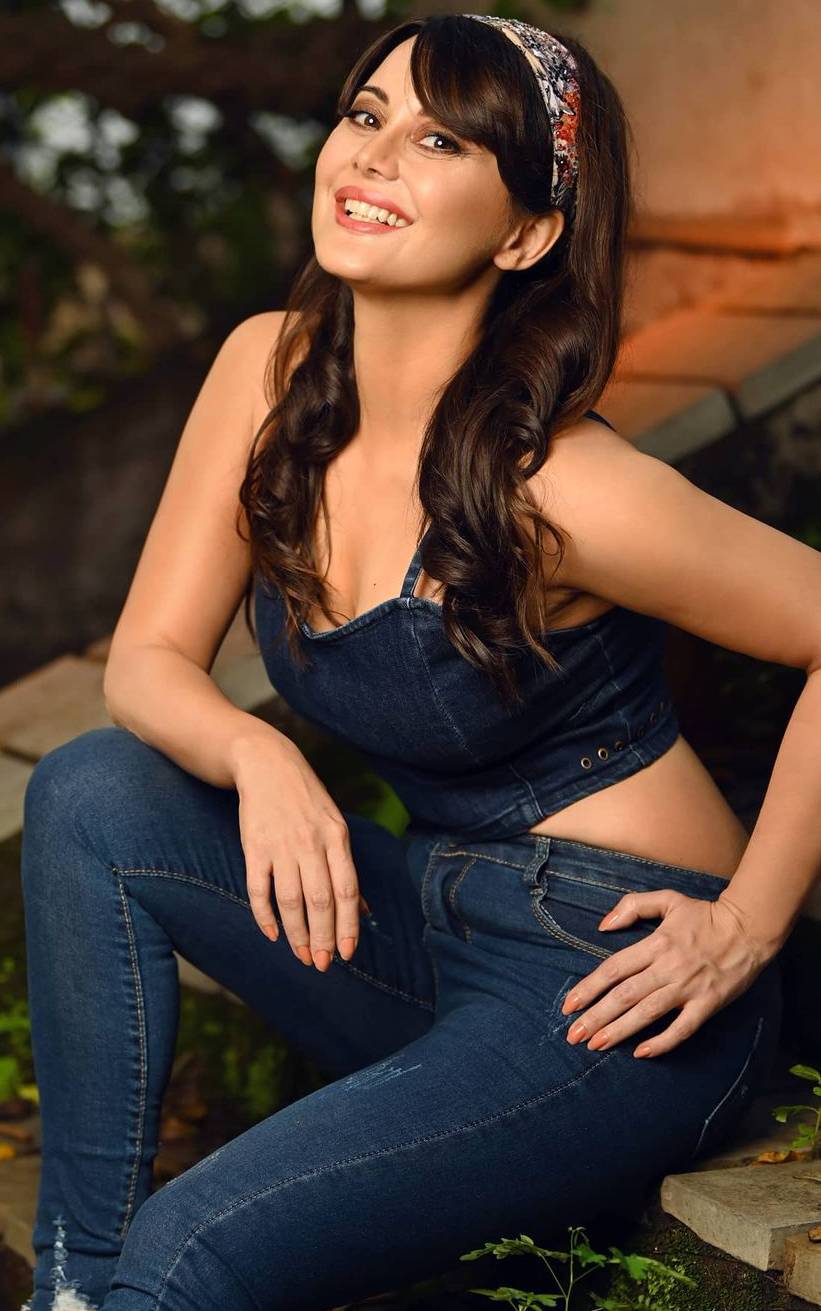Minisha Lamba Scrolller
